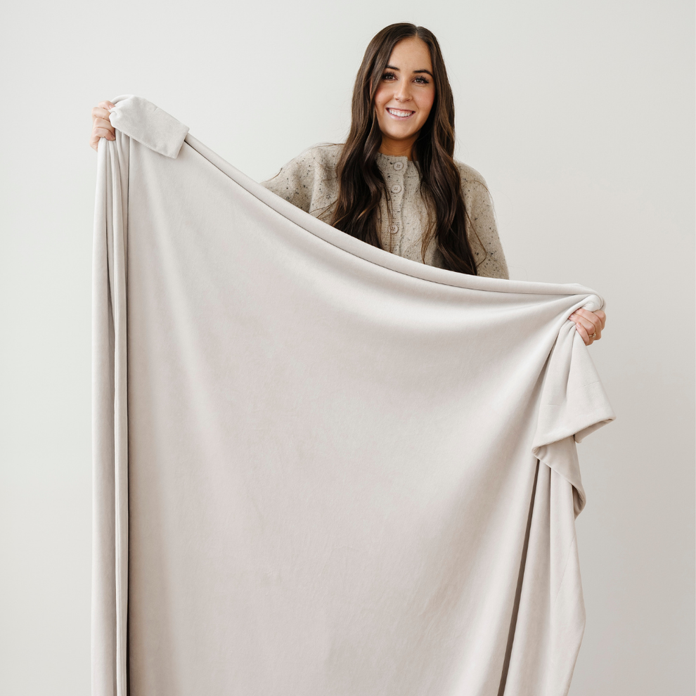 Minky Stretch Throw Blanket | Saranoni Comfort