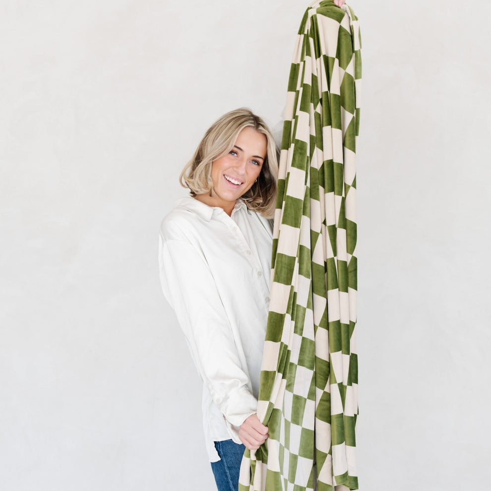 Minky Stretch Throw Blanket | Saranoni Comfort